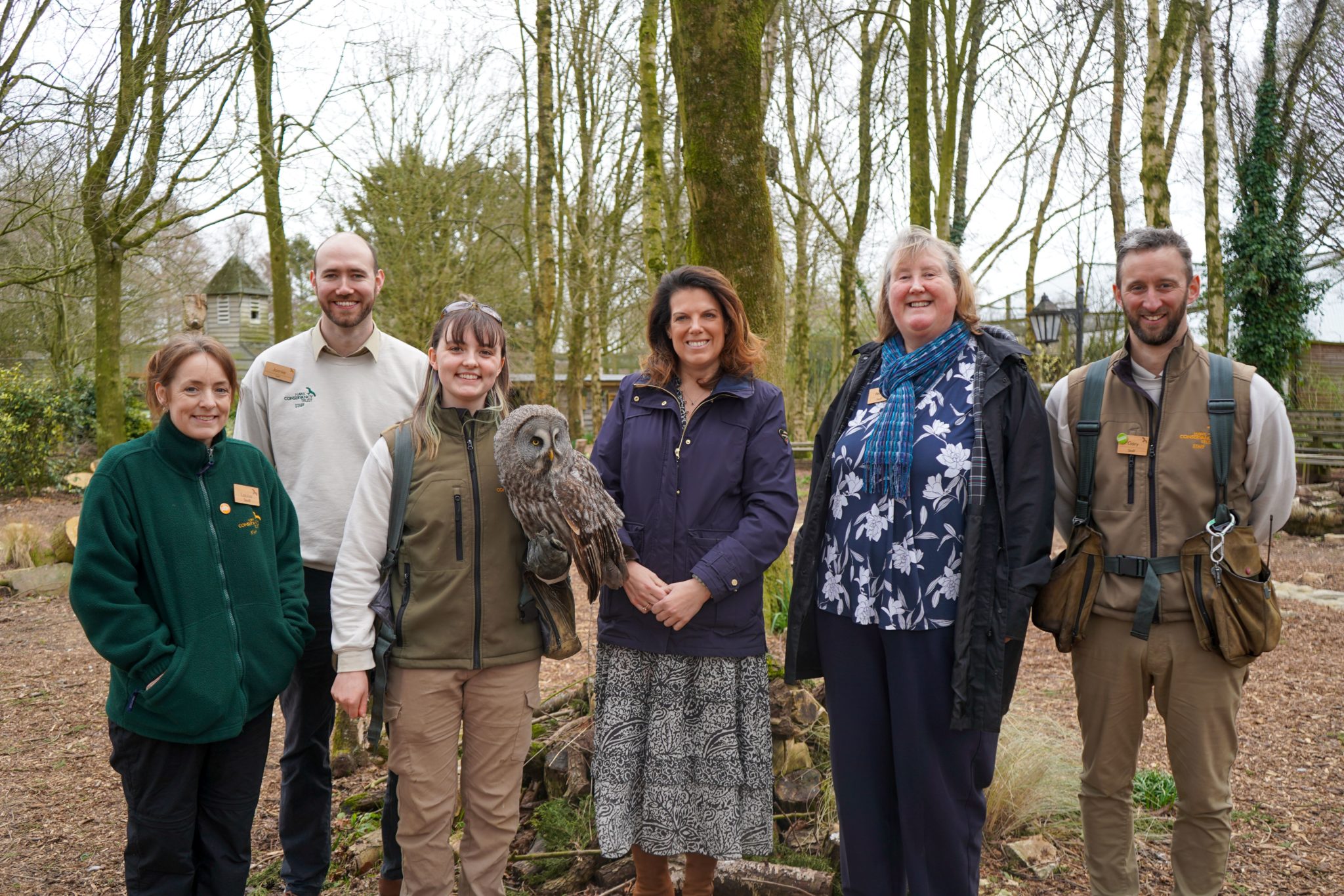 Caroline Nokes MP visits the Hawk Conservancy Trust - Hawk Conservancy ...